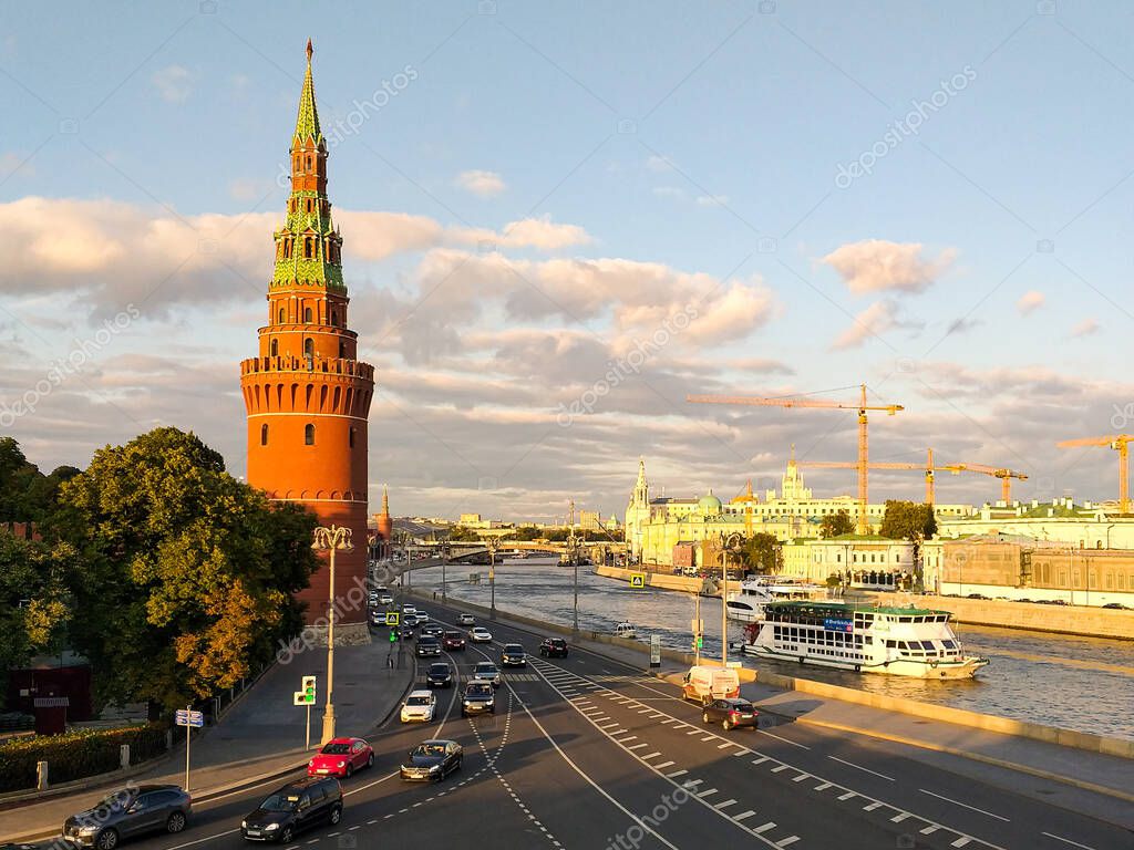 Vista al atardecer del terraplén del Kremlin, el río Moscú con un barco ...