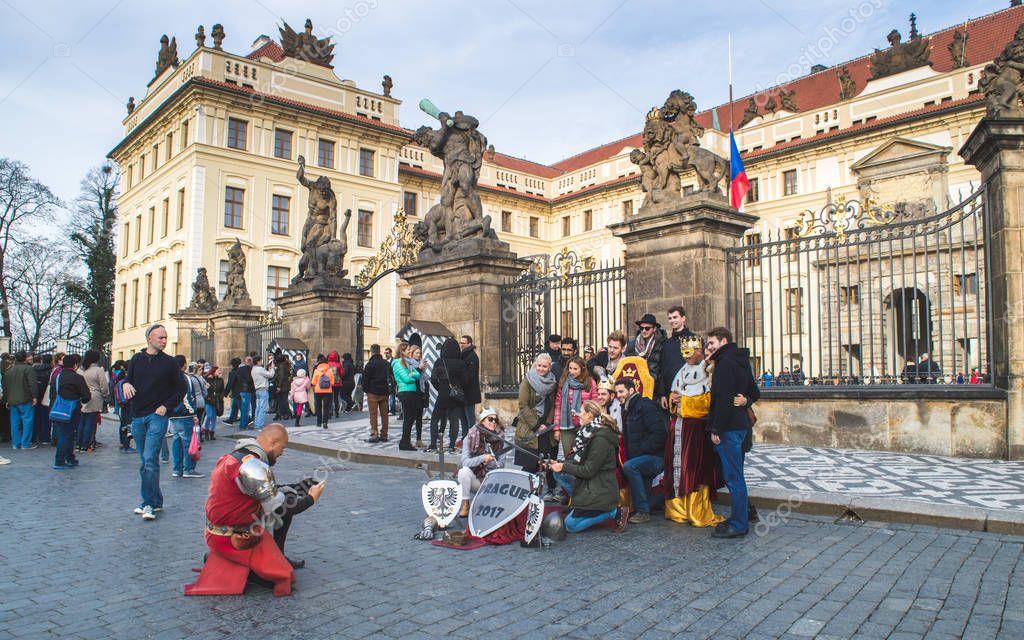 Praga, Bohemia / República Checa - Noviembre 2017: Turistas haciendo una foto de grupo con ...