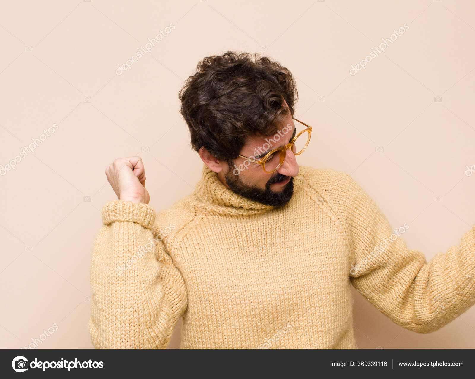 Joven Cool Hombre Sonriendo Sintiéndose Despreocupado Relajado Feliz ...