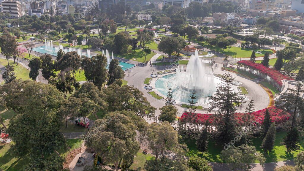 Vista panorámica aérea al Parque de la Reserva con mágico circuito de ...