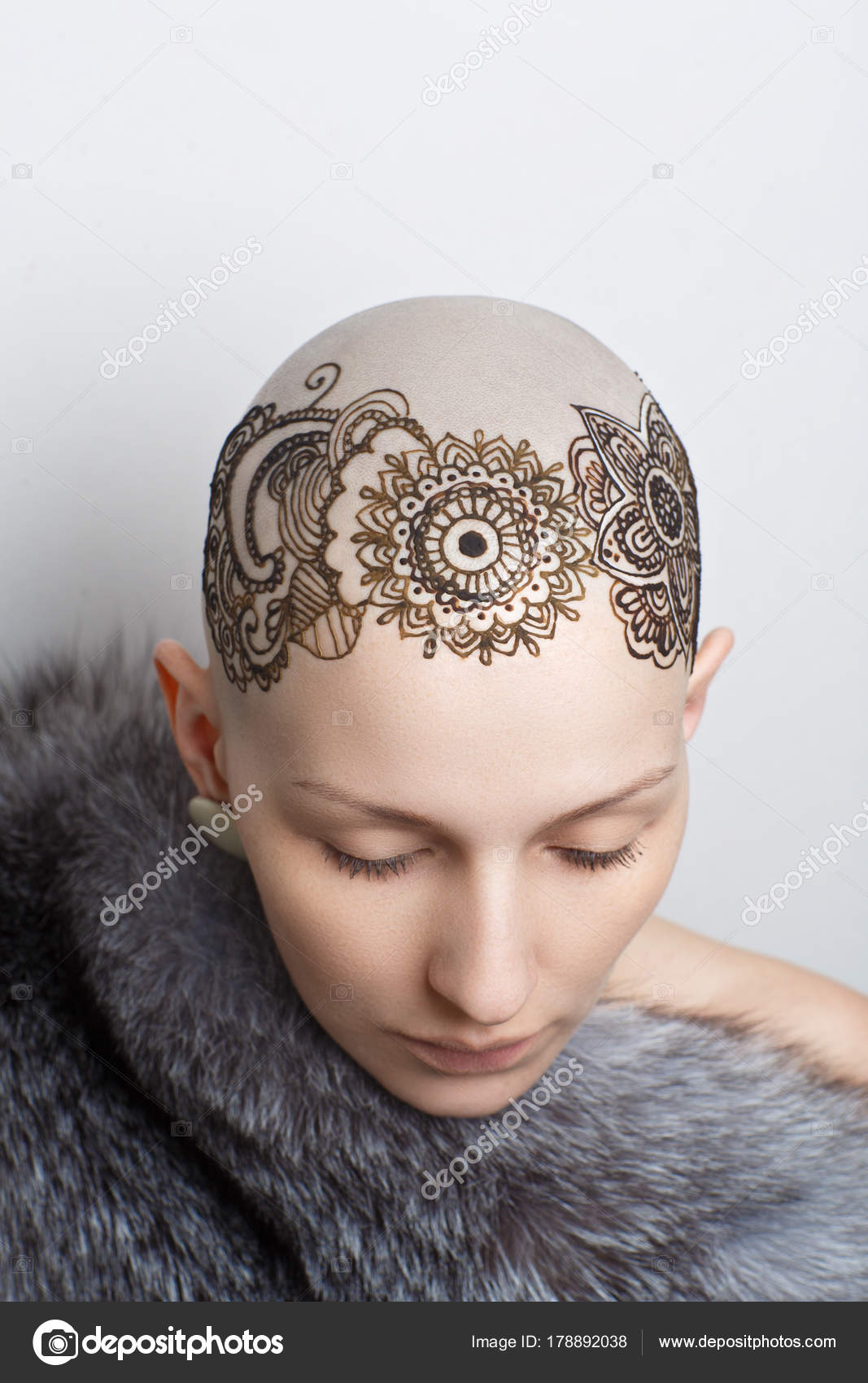 Mehendi on head — Stock Photo © OlgaOsa #178892038