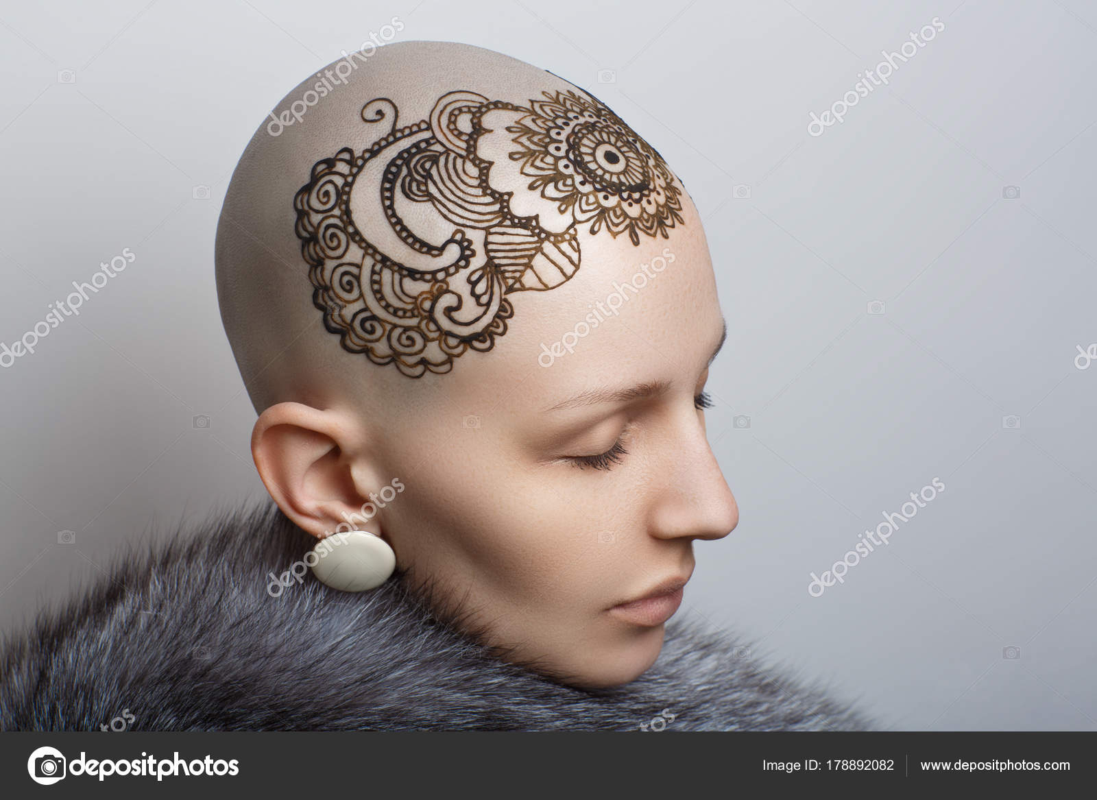 Mehendi en la cabeza — Foto de stock #178892082 © OlgaOsa