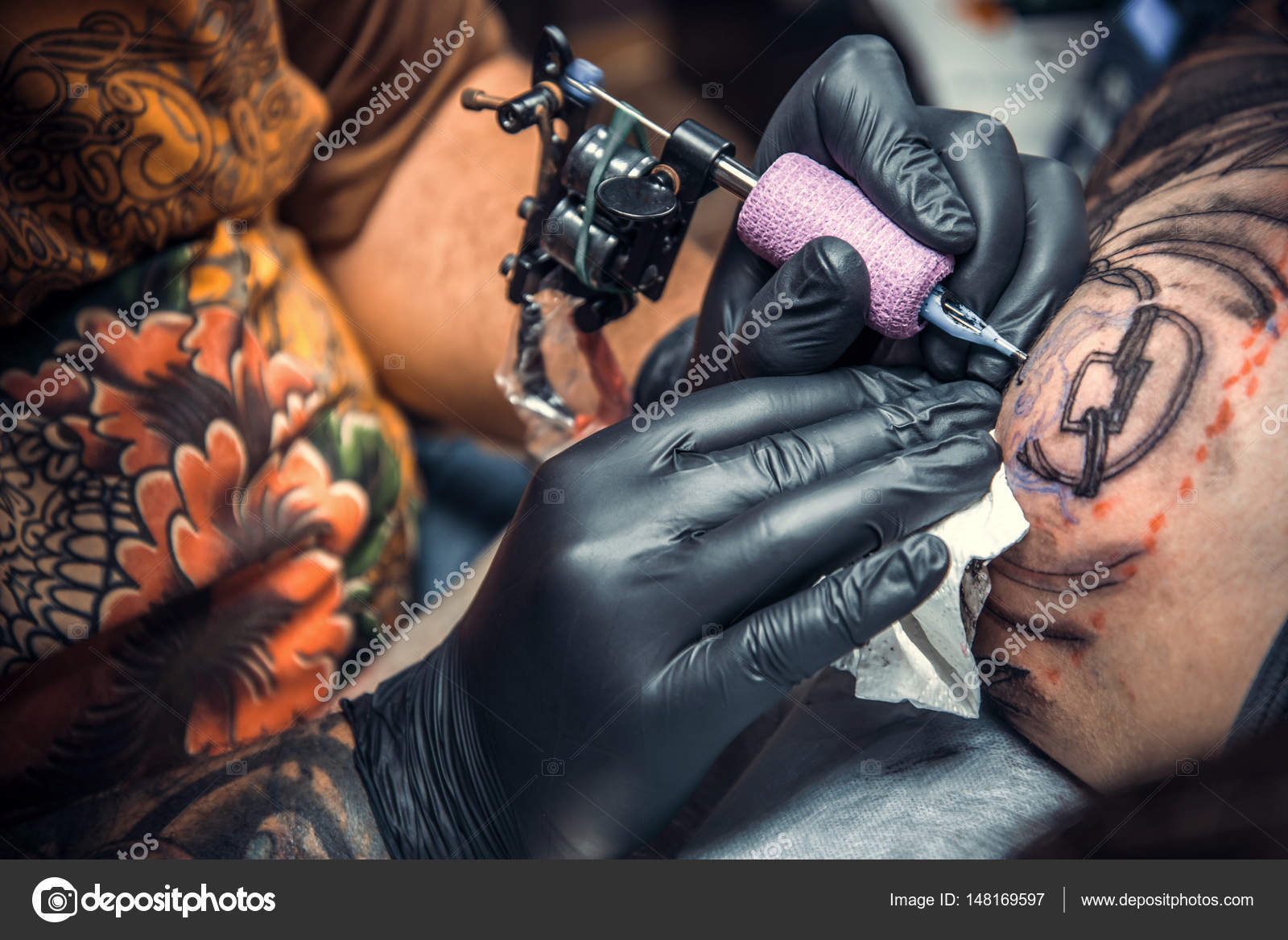 Tattoo master create tattoo in tattoo studio — Stock Photo © Stop war ...