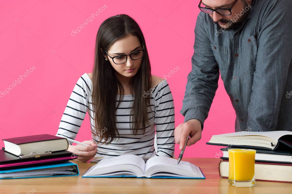 Estudiante universitaria que trabaja uno a uno con tutor. Tutor ...