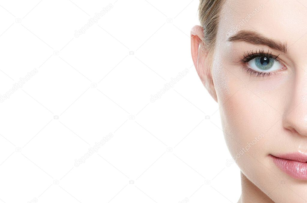 Chica Bonita Con Ojos Azules Y Cabello Rubio Con Hombros Desnudos