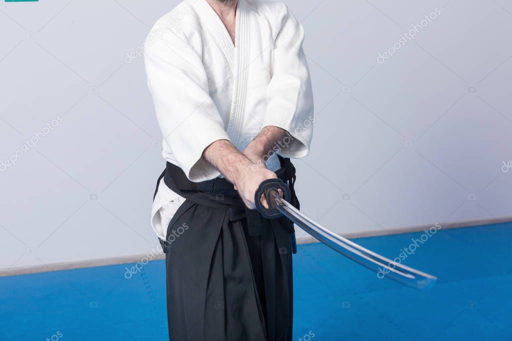 Un hombre con katana en la práctica de Iaido 2022