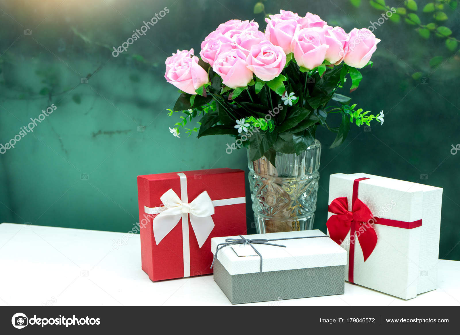 Gift box with pink rose flower for lover valentine — Stock Photo ...