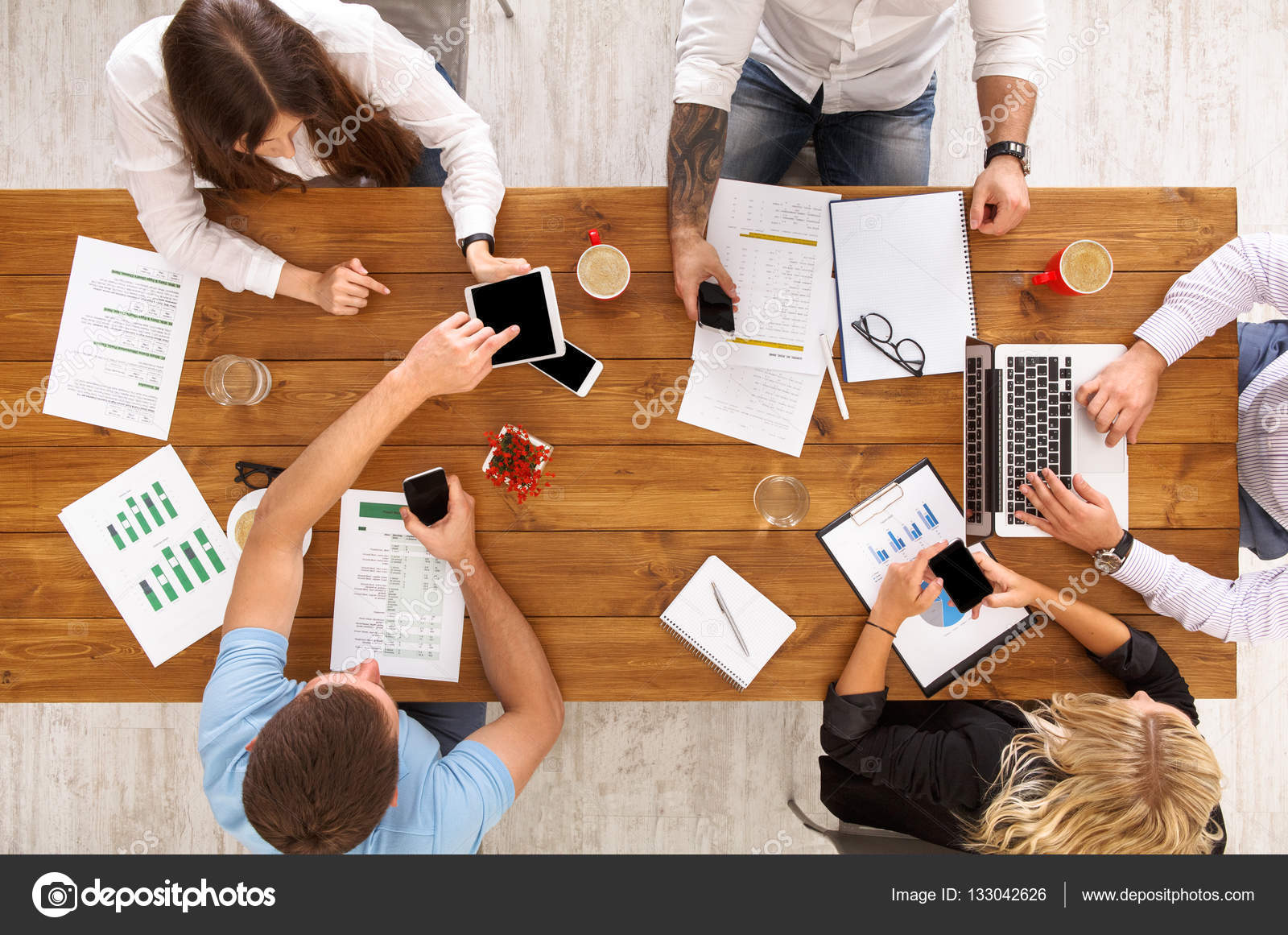 Grupo de gente de negocios ocupada trabajando en la oficina, vista superior: fotografía de stock ...