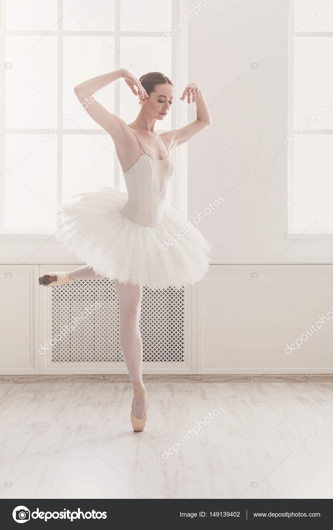 Beautiful ballerina dance on pointe, classic ballet — Stock Photo ...