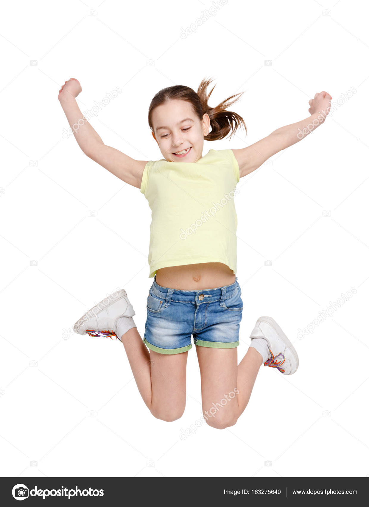 Joyeux Adolescent Fille Sautant Sur Fond Blanc Isolé Image Libre De