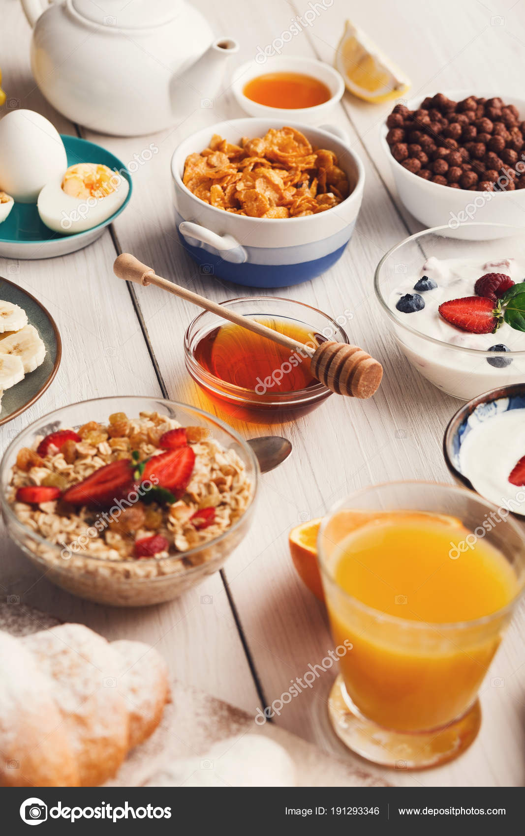 Continental breakfast menu on woden table — Stock Photo © Milkos #191293346
