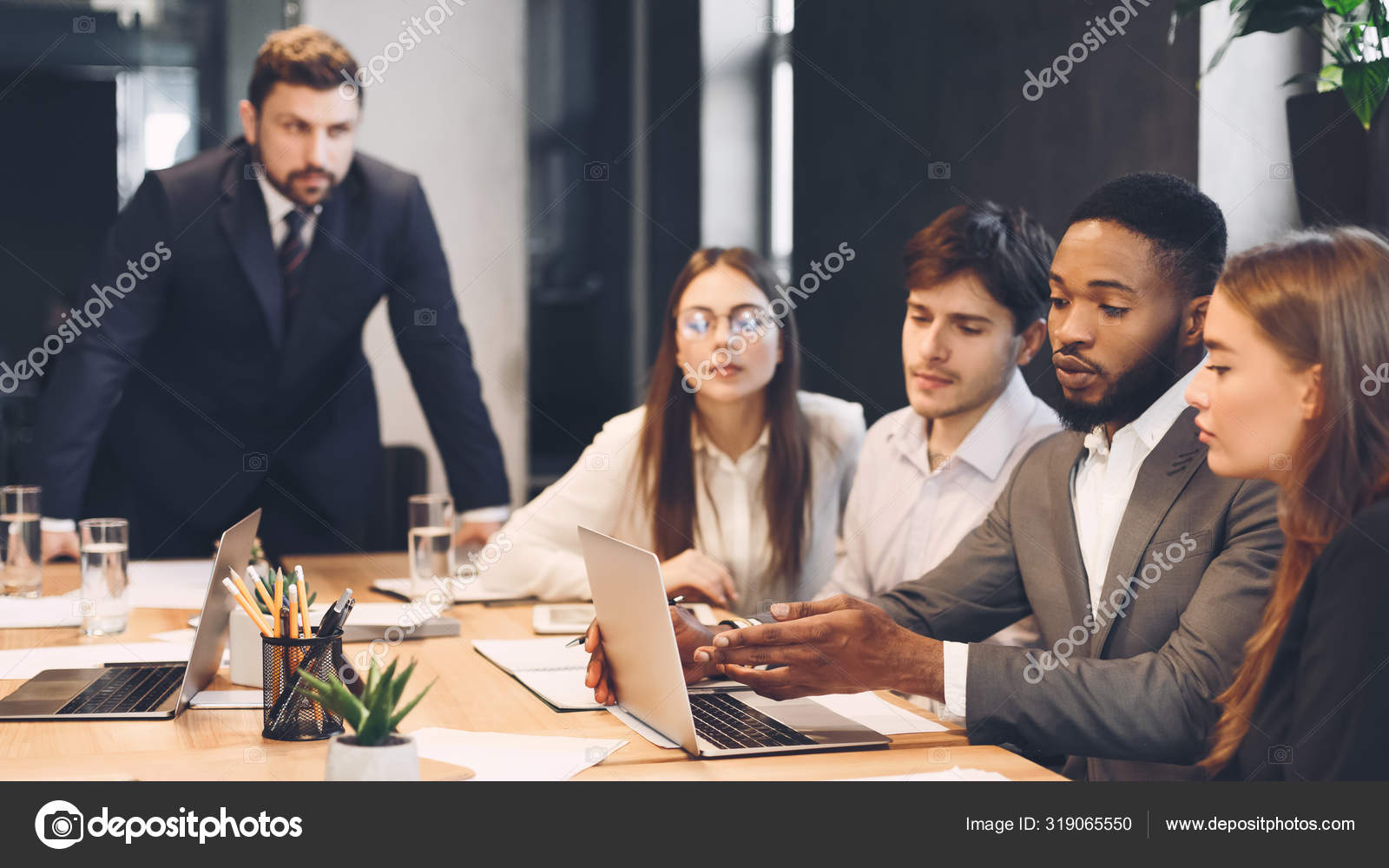 Proceso de reunión del equipo. Colegas discutiendo nuevo proyecto ...