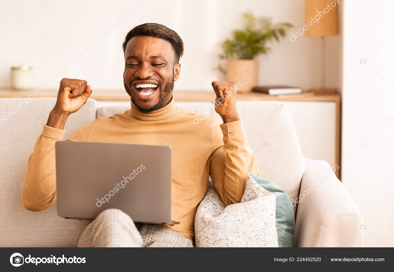Black Man Using Laptop Gesturing Yes Sitting On Couch Indoor — Stock ... Black Man Using Laptop Gesturing Yes Sitting On Couch Indoor — Stock ...