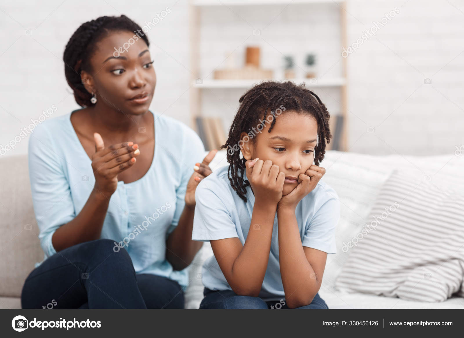 Maman Noire Discutant Avec Son Enfant Lésé Image Libre De Droit Par