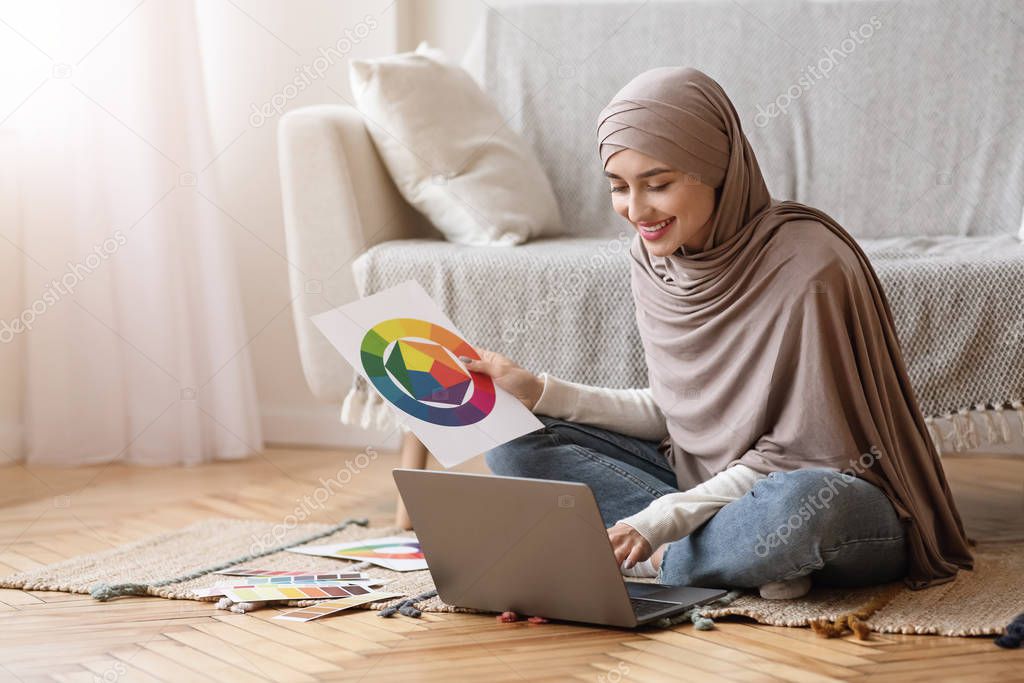 alegre musulmán chica usando portátil y celebración de color gamma en casa 2023