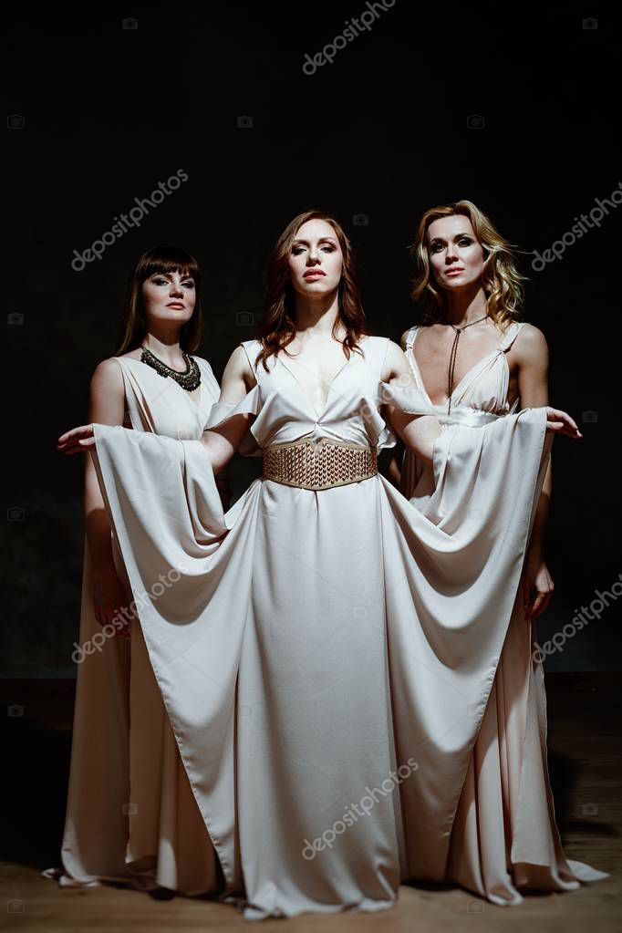 Mujer en antiguos vestidos de estilo griego 2023