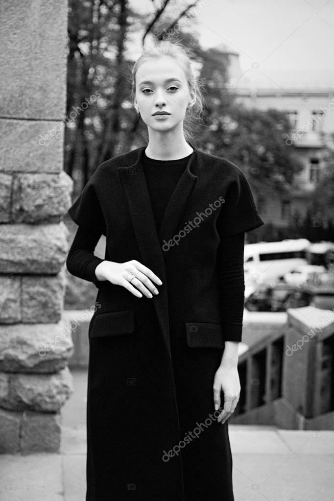 Черно-белое фото привлекательной молодой женщины в черной одежде ...