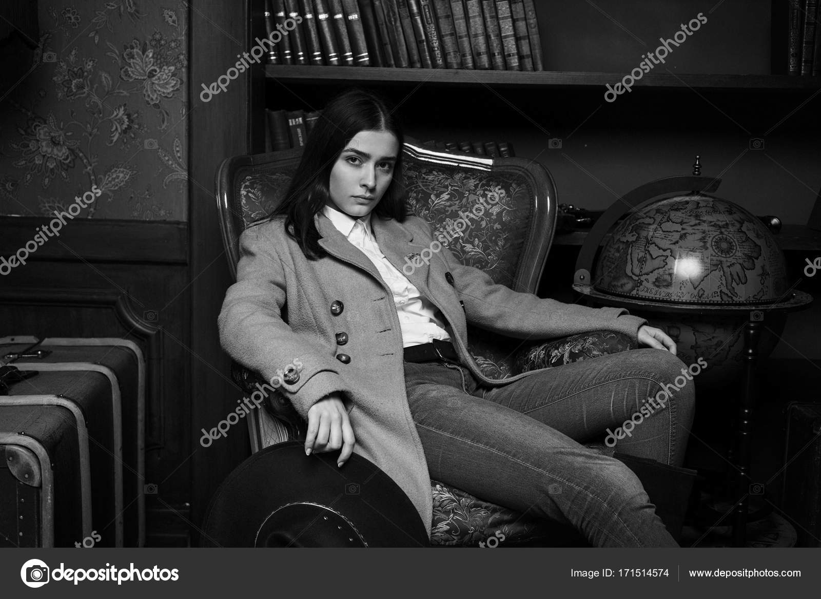 Femme Assise Dans Un Fauteuil Vintage — Photographie Smmartynenko