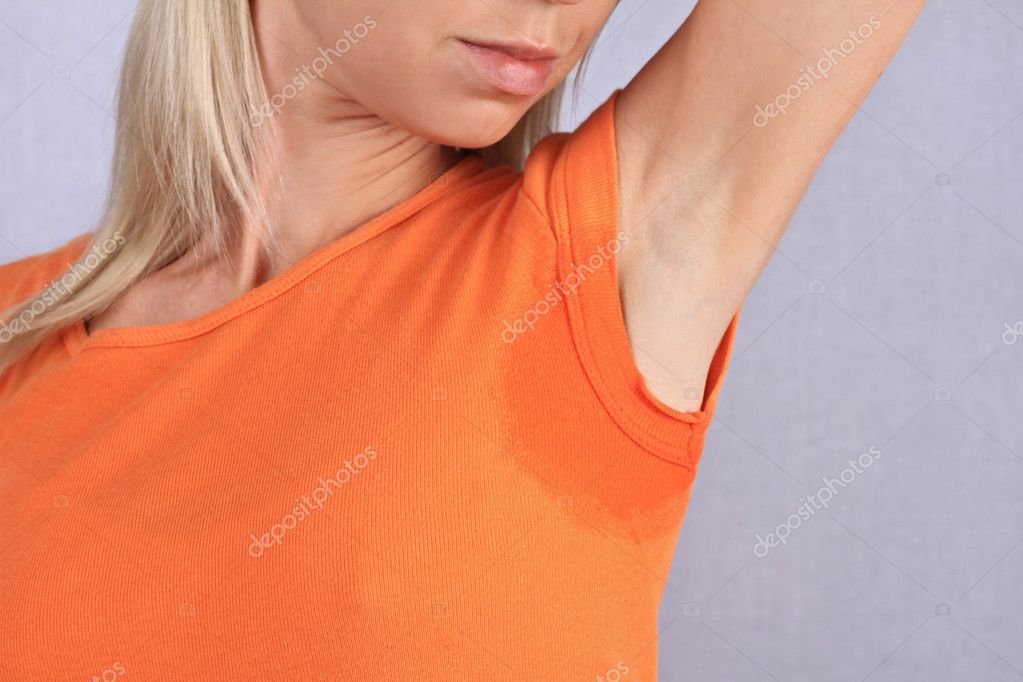 Sudoración de axila de mujer deportiva. Mancha de transpiración ...