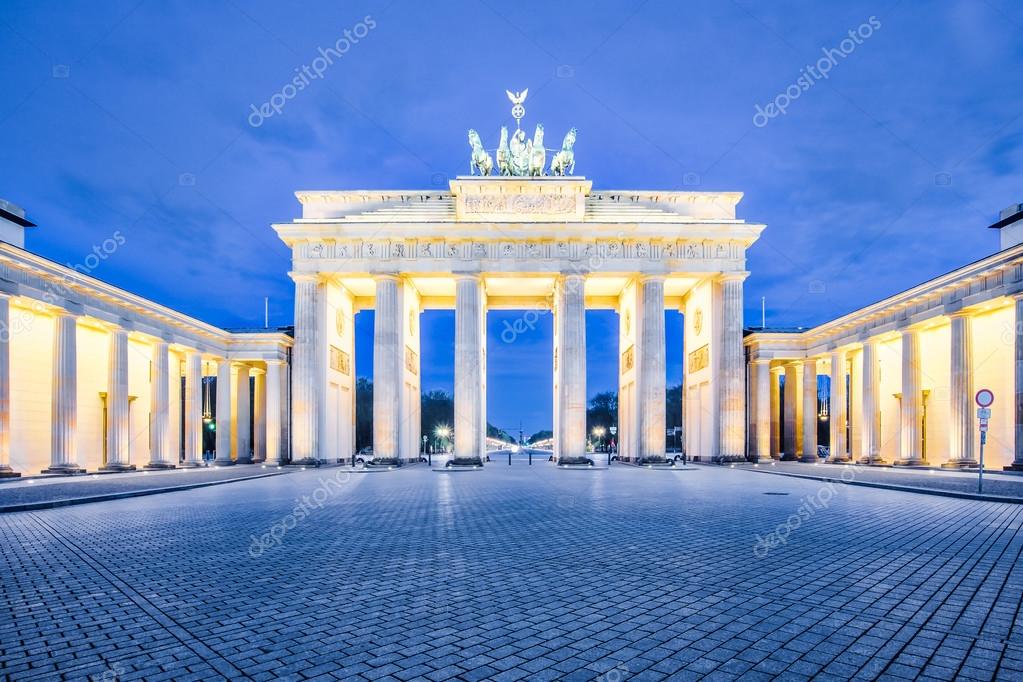 Puerta de Brandeburgo en Berlín Alemania por la noche — Foto de stock #125452636 © ixuskmitl ...