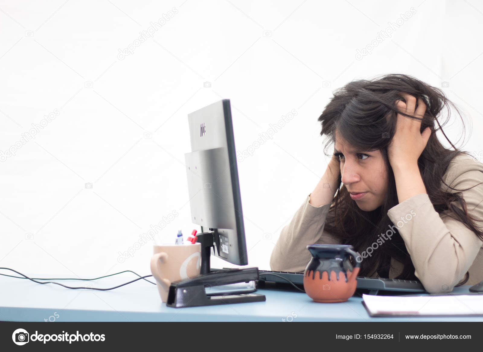 Totally overwhelmed office employee front of her computer screen ...