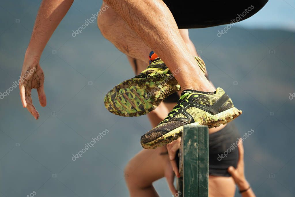 Corredores de carreras de barro, participantes salta sobre los ...