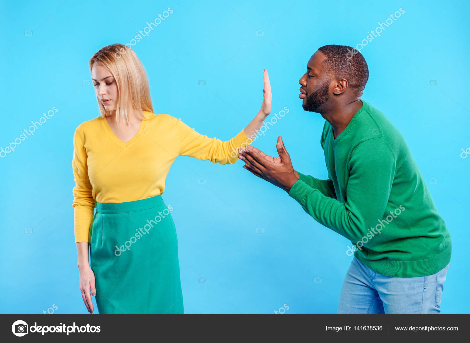 Guy se está disculpando con la chica — Foto de stock #141638536 ...