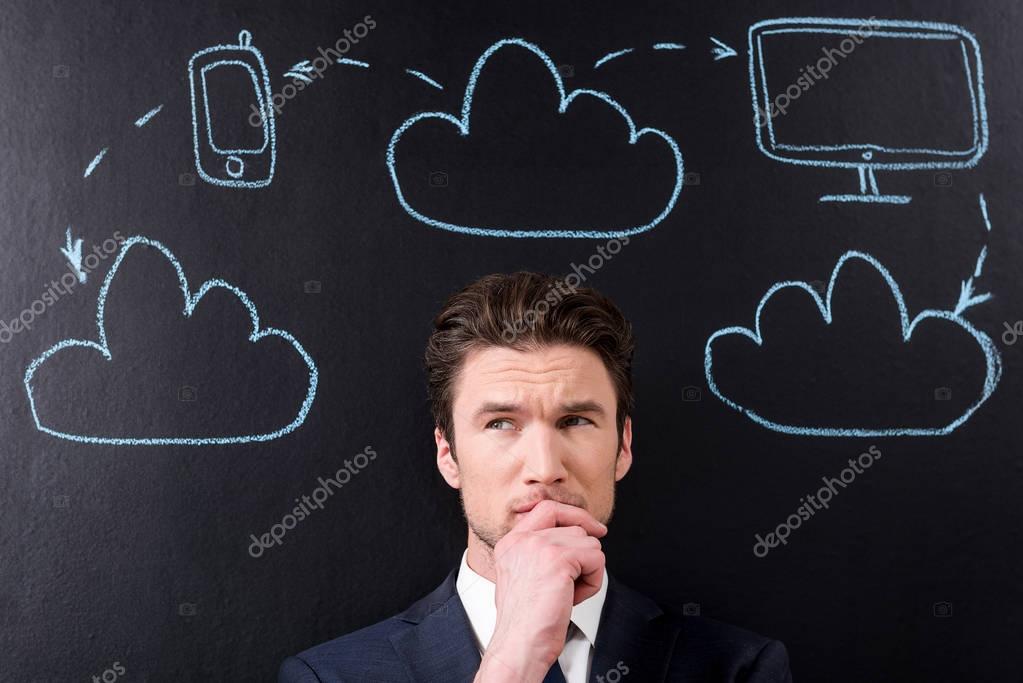 Confundido desarrollador inteligente hombre está pensando en el ...