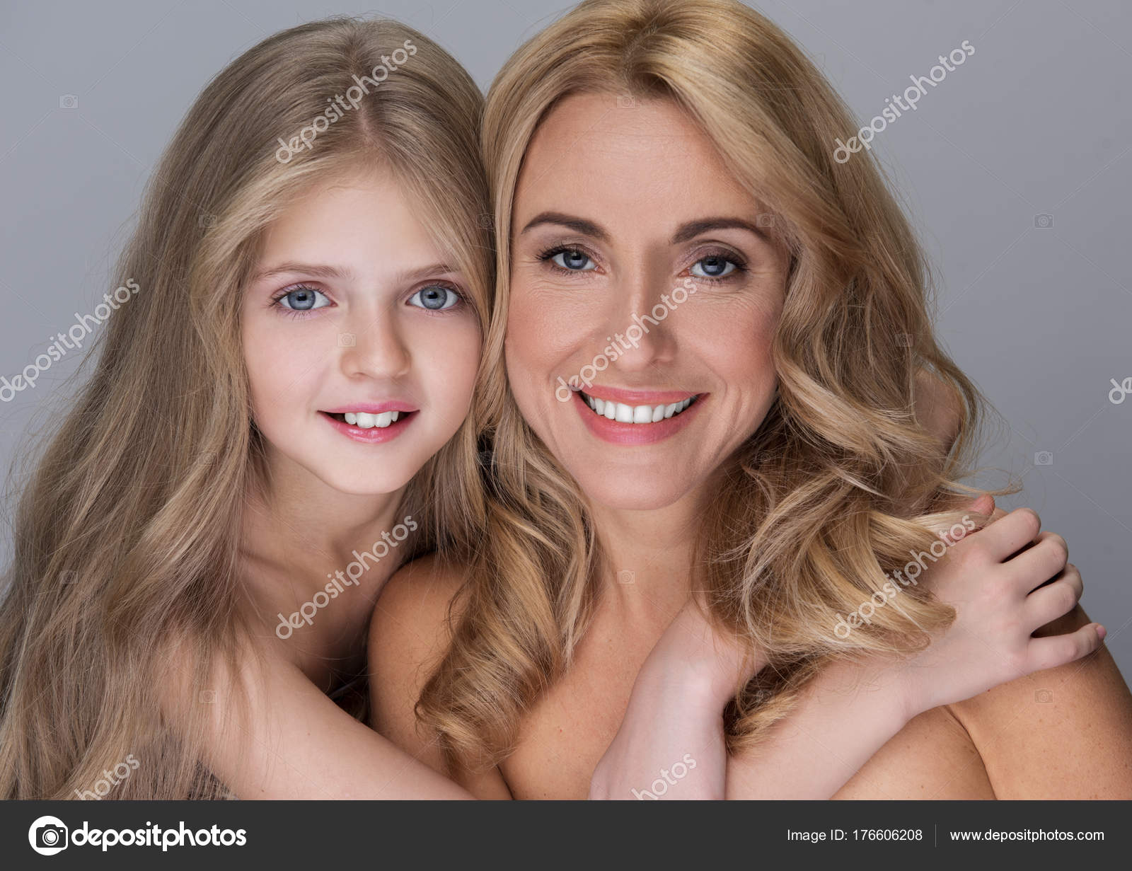 Joyeux Heureux Famille Pose Avec Des épaules Nues Image Libre De Droit