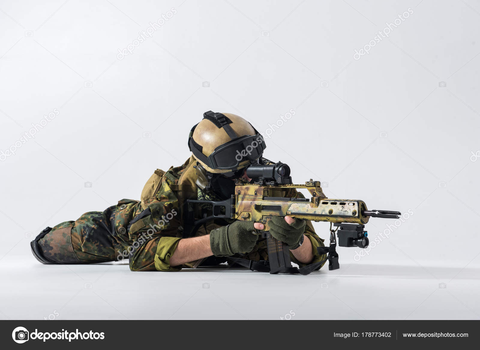 Tirador ordenado disparando con arma — Foto de stock #178773402 ...