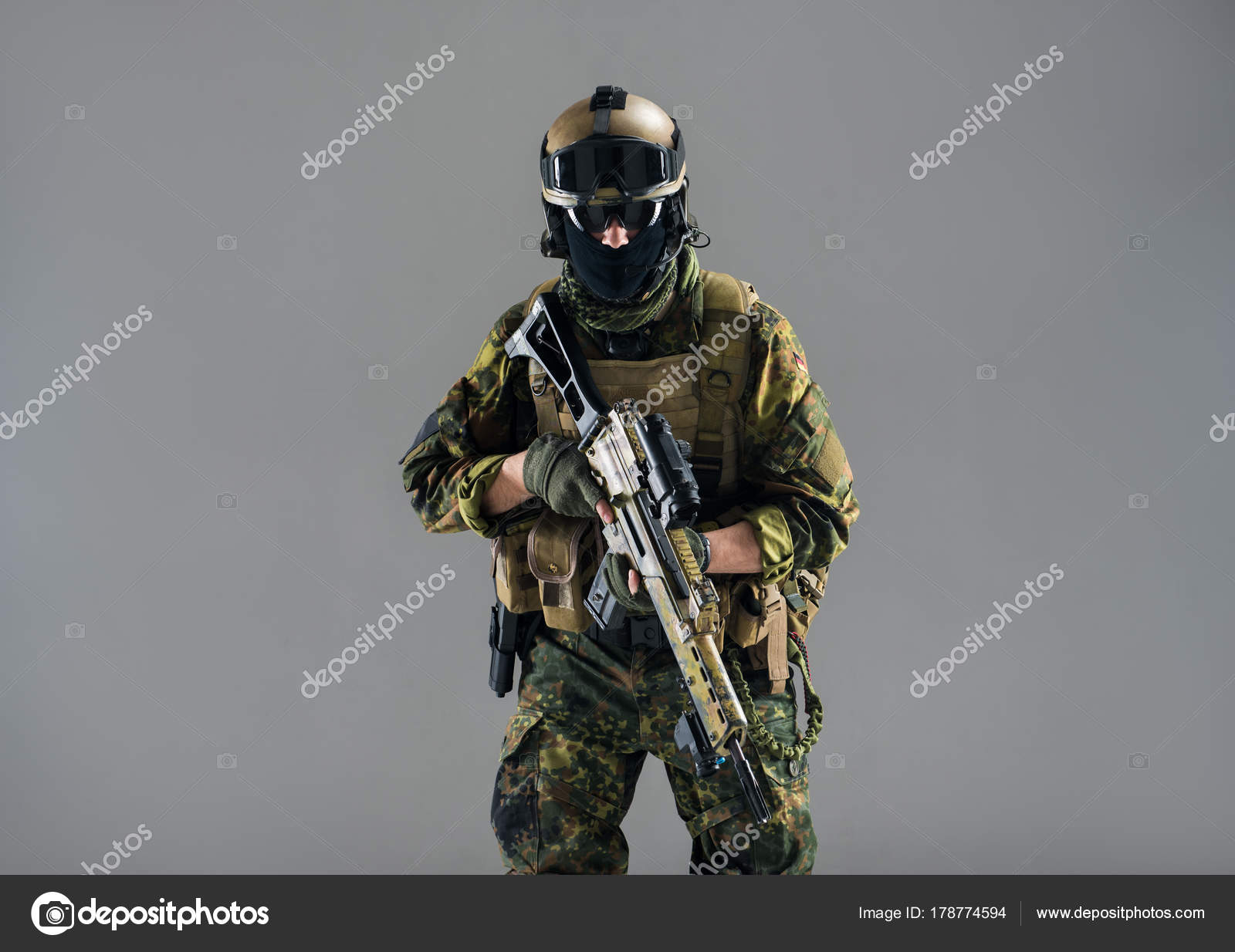 Un hombre serio con un rifle de asalto en la mano — Foto de stock ...