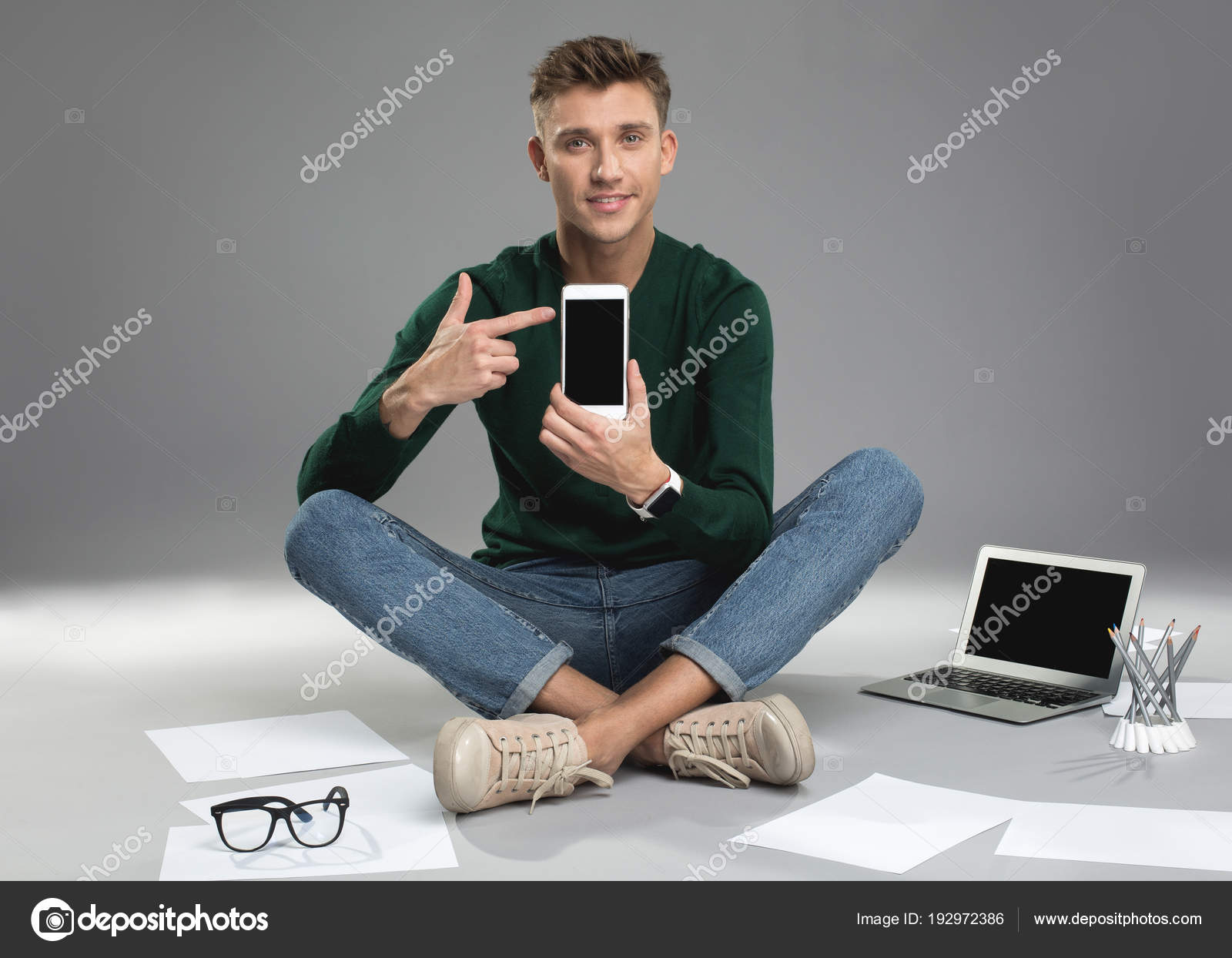 Chico contento haciendo demostración de sus dispositivos — Foto de ...