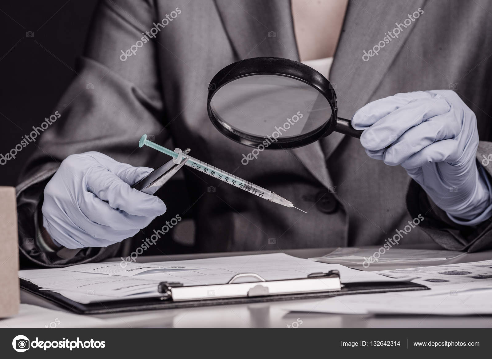 Expert with magnifying glass Stock Photo by ©kaninstudio 132642314