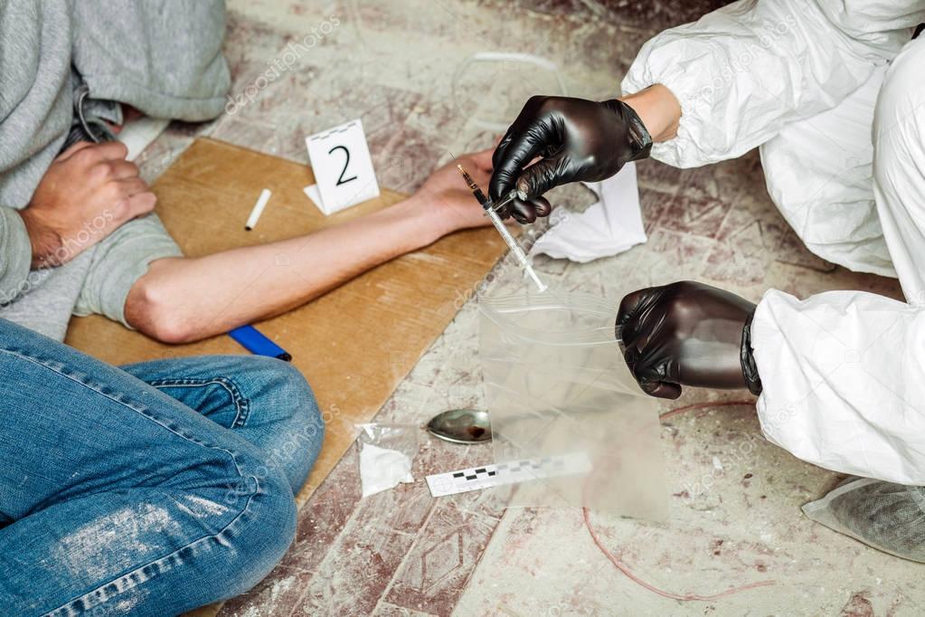 Experto criminológico recogiendo pruebas en la escena del crimen. 2024