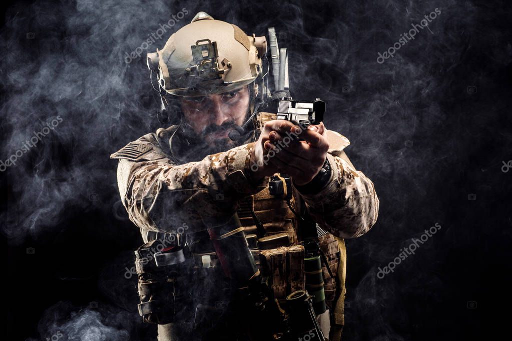 Fuerzas especiales Soldado de los Estados Unidos o contratista militar privado con rifle. Imagen ...