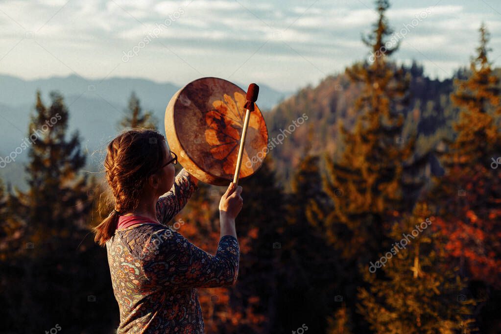 hermosa chica chamánica jugando en tambor marco chamán en la naturaleza ...