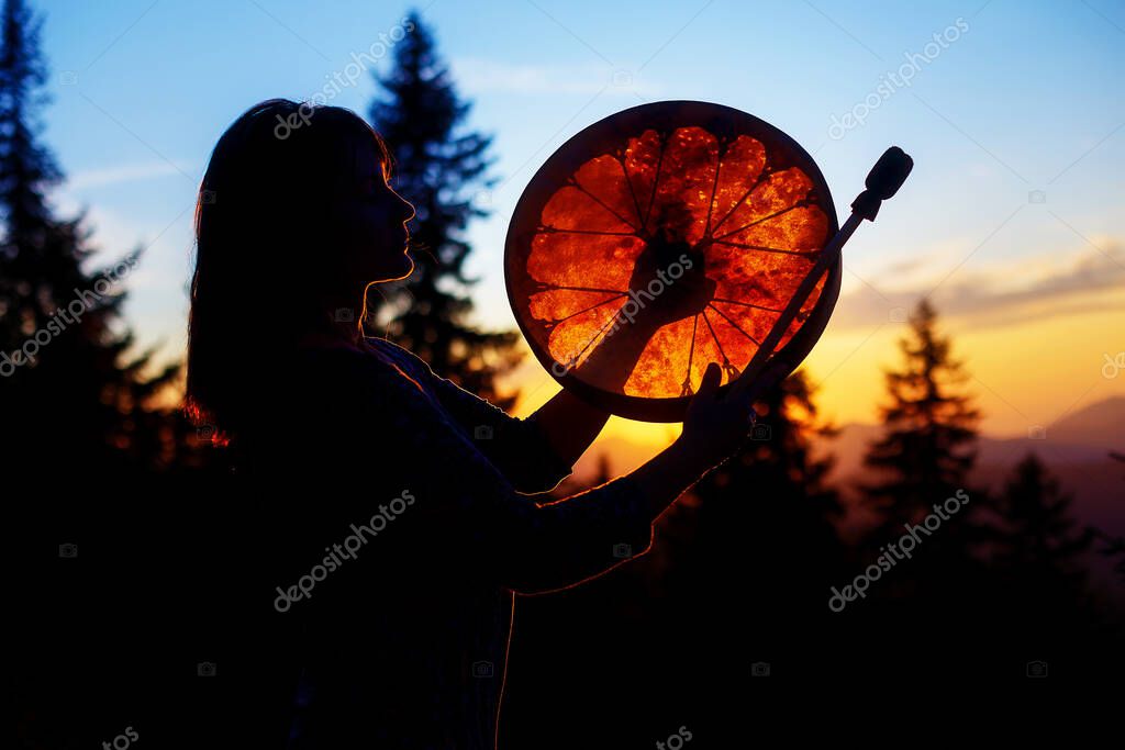 hermosa chica chamánica jugando en tambor marco chamán en la naturaleza ...