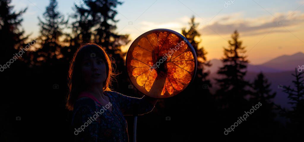 hermosa chica chamánica jugando en tambor marco chamán en la naturaleza ...