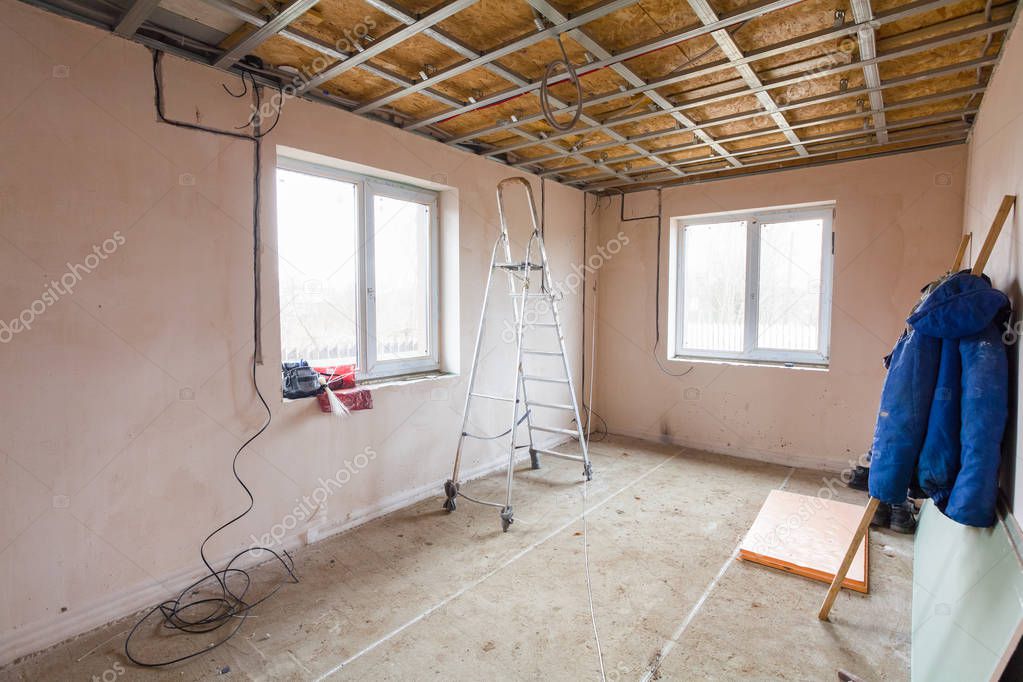 La ropa de los trabajadores en la habitaci n del apartamento durante la remodelaci n, renovaci n ...