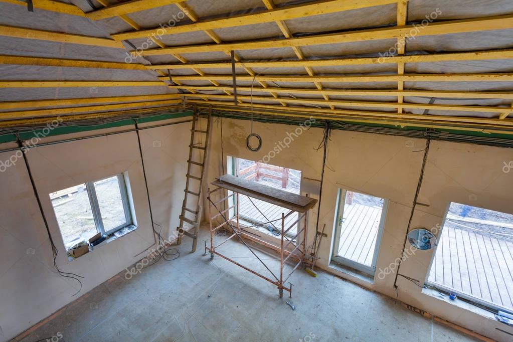 Escalera y caballete (andamios) en la casa (edificio) que se encuentra en remodelaci n, renovaci ...