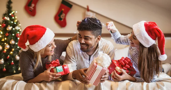 Familia Hispana Abriendo Regalos De Navidad