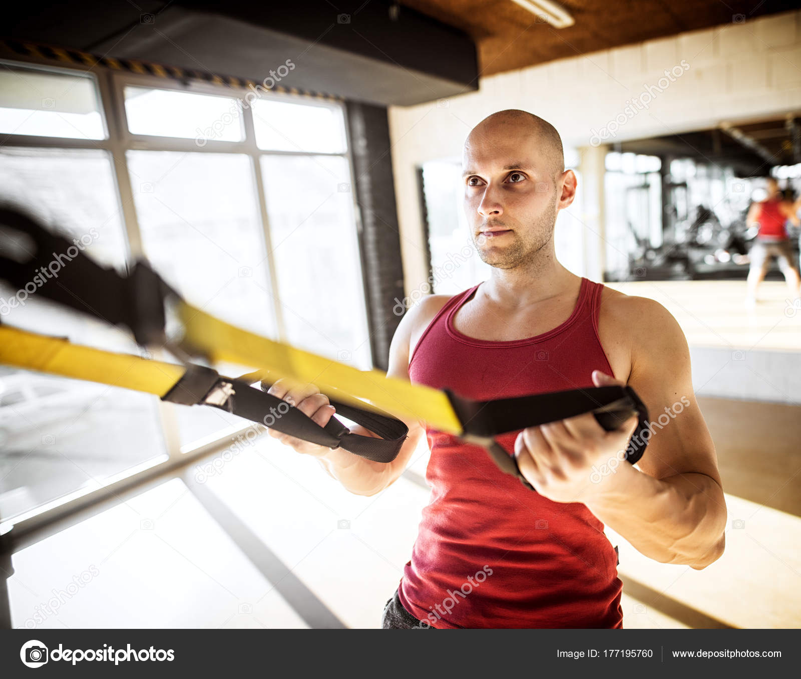 Forte Homem Careca Muscular Fazendo Exercícios Trx Ginásio — Foto ...