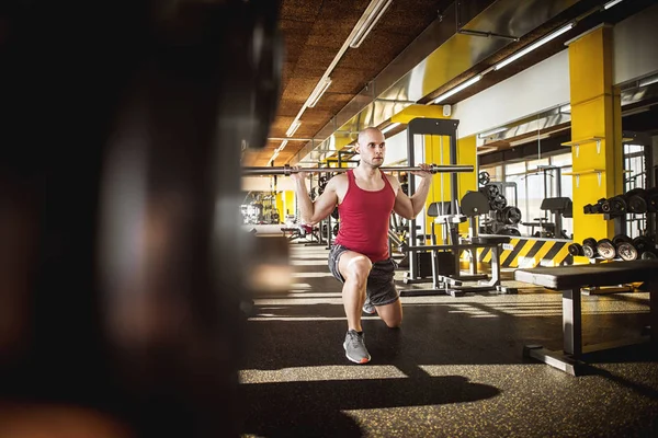 Fuerte Hombre Calvo Muscular Haciendo Ejercicios Trx Gimnasio — Foto de ...