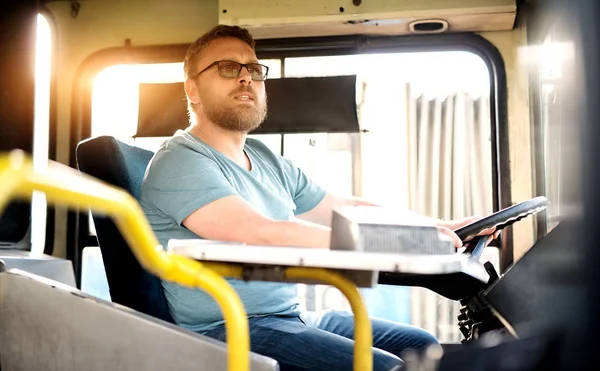 conductor de autobús barbudo guapo enfocado en el trabajo 2024