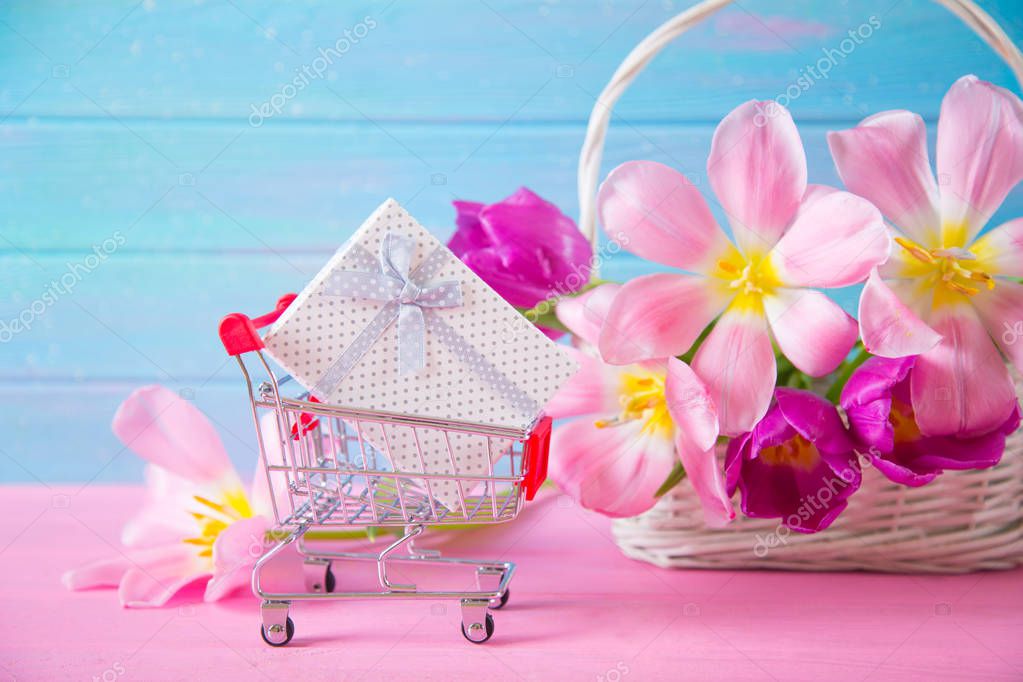 Pequeño carrito de supermercado con caja de regalo y tierno ramo de ...