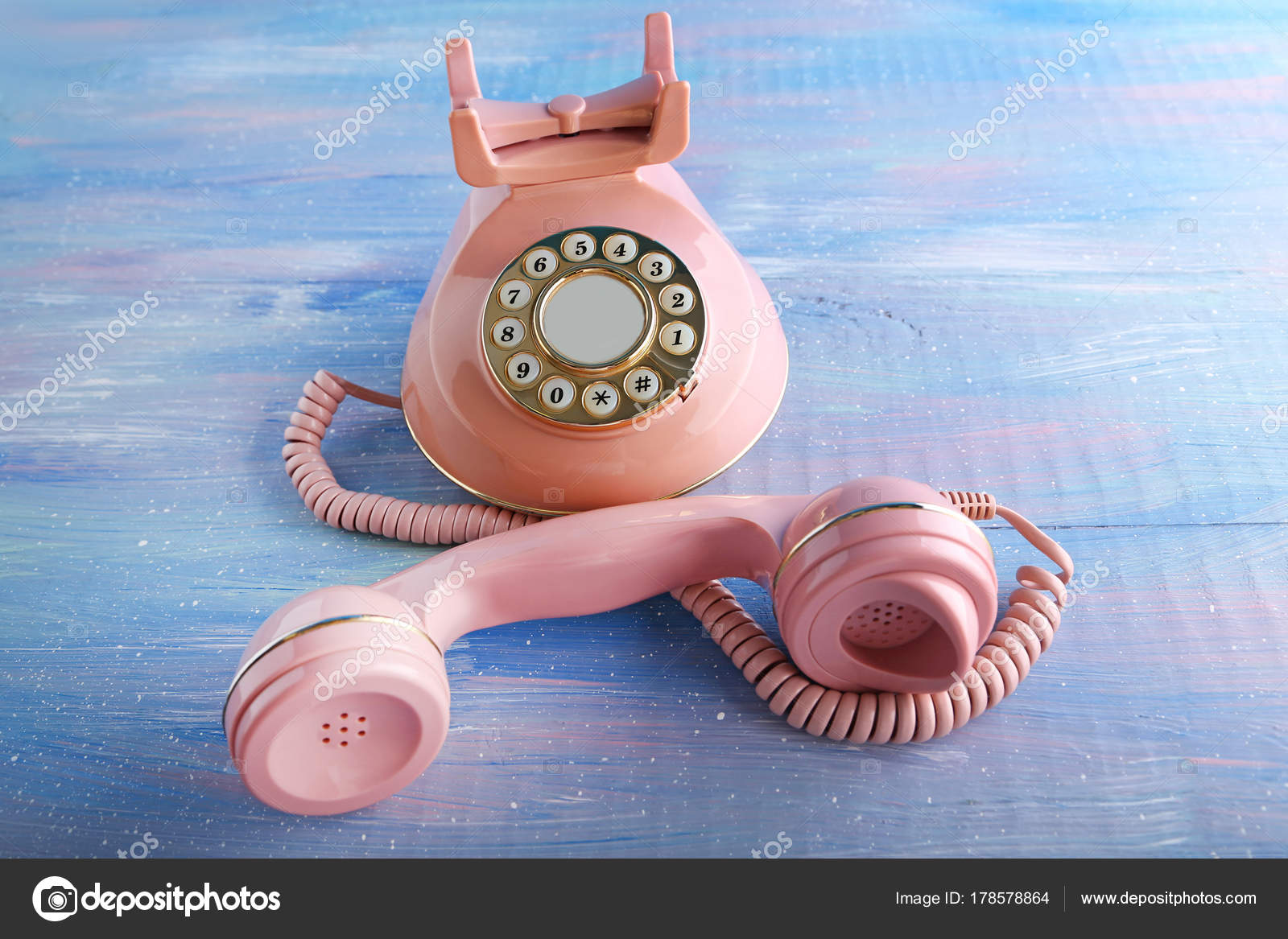 Pink retro telephone on table — Stock Photo © 5seconds #178578864