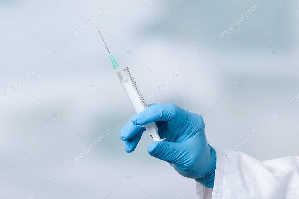 mano del médico con aguja inyectable 2024