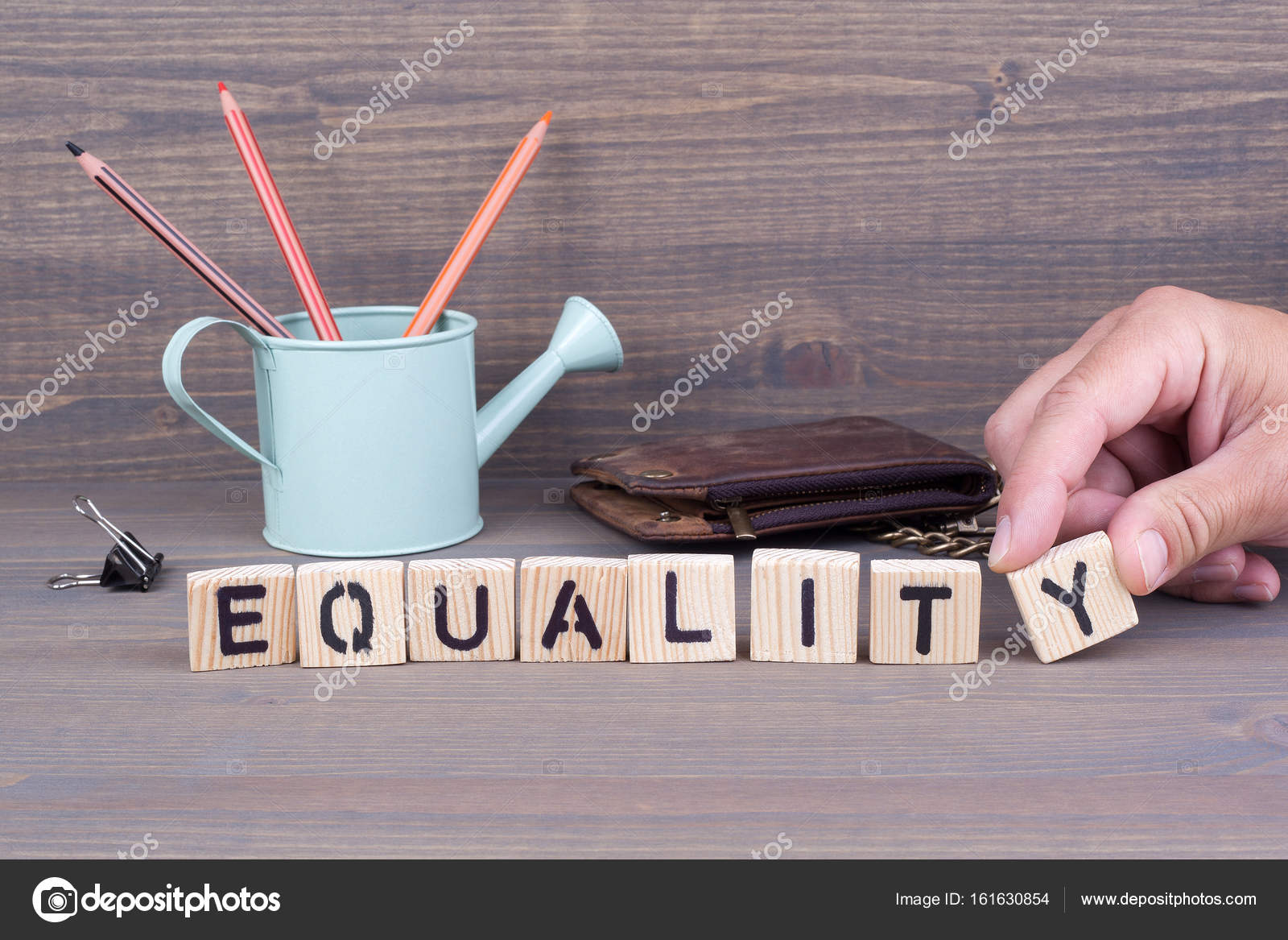 Concepto de igualdad. letras de madera sobre fondo oscuro — Foto de ...