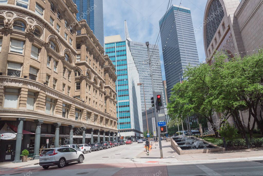 Intersección de las calles Main y Ervay en el centro de Dallas, Texas 2024