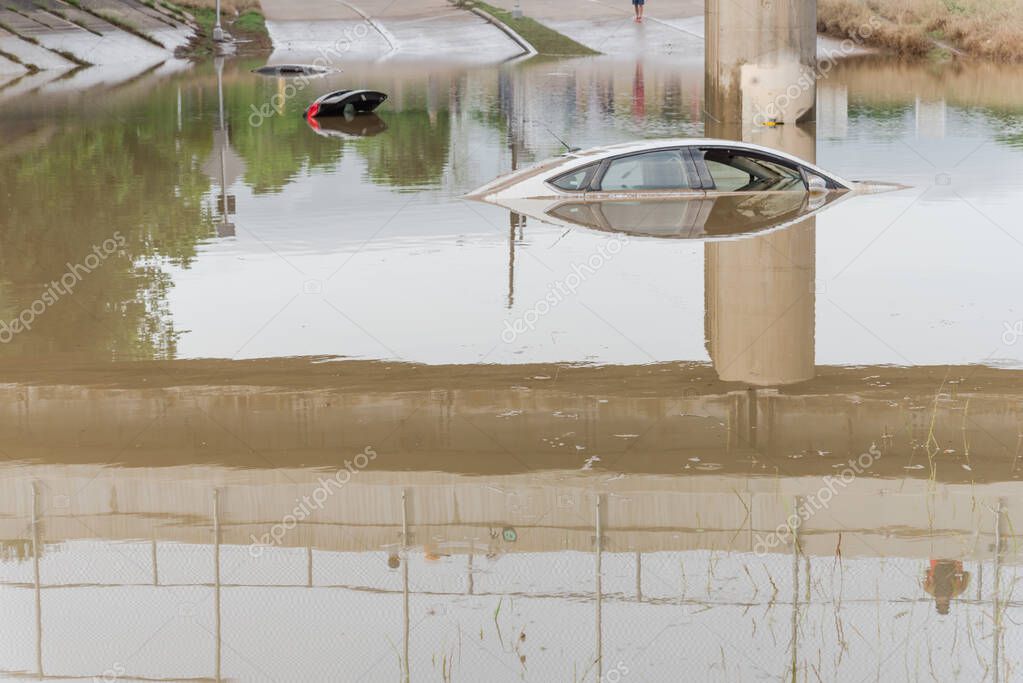Vista superior del coche inundado bajo un puente de peaje cerca del ...